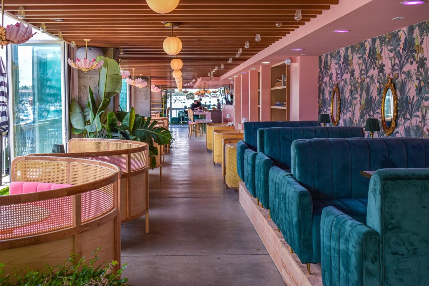 Nigel's—Long Beach's floating-seats, on-the-water, rent-a-duffy bar and ...